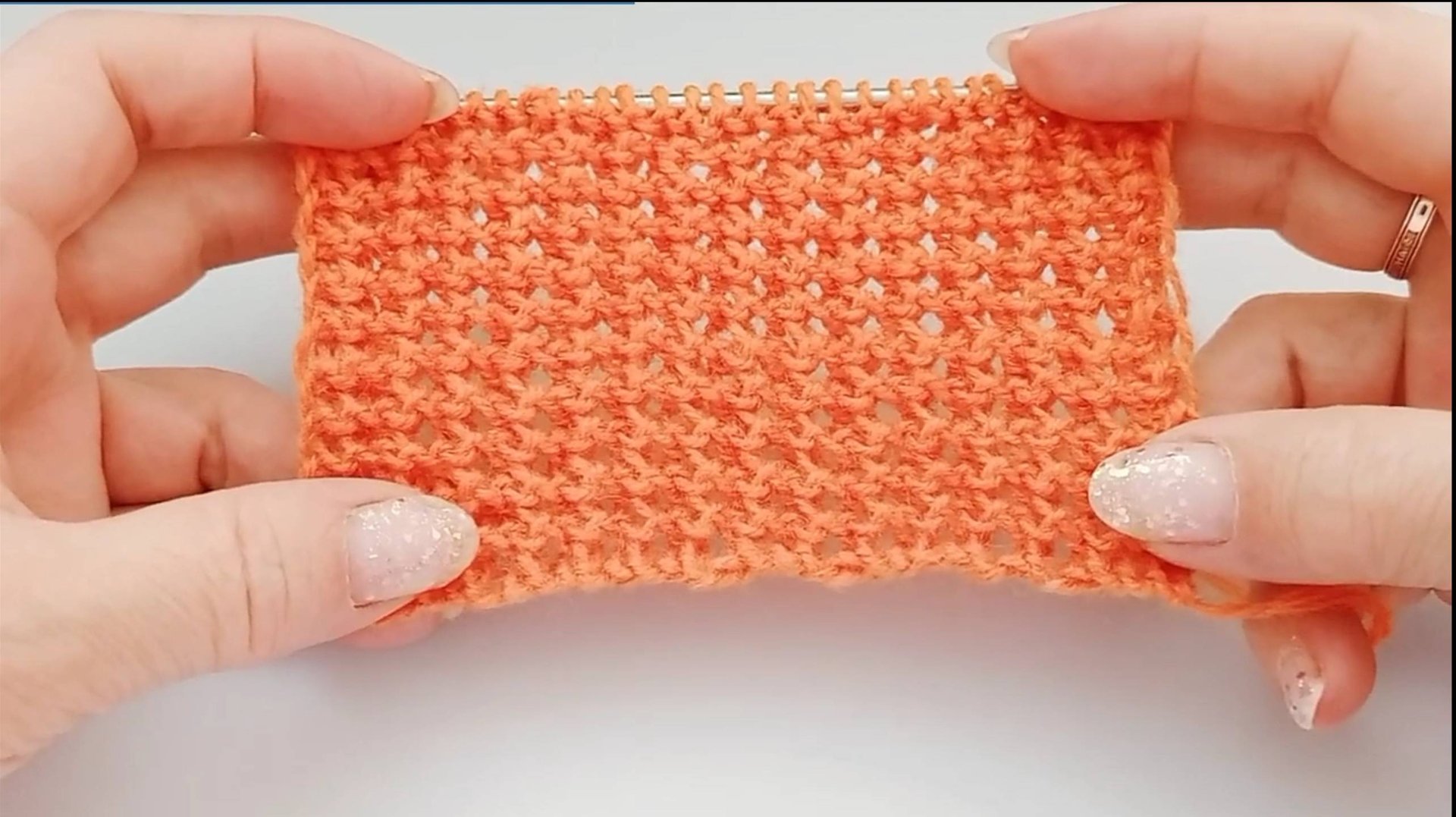 Удивительный рельефно-ажурный узор спицами только лицевыми петлями.