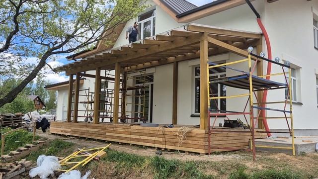 Терраса к дому с прозрачной крышей из бруса, полы лиственница