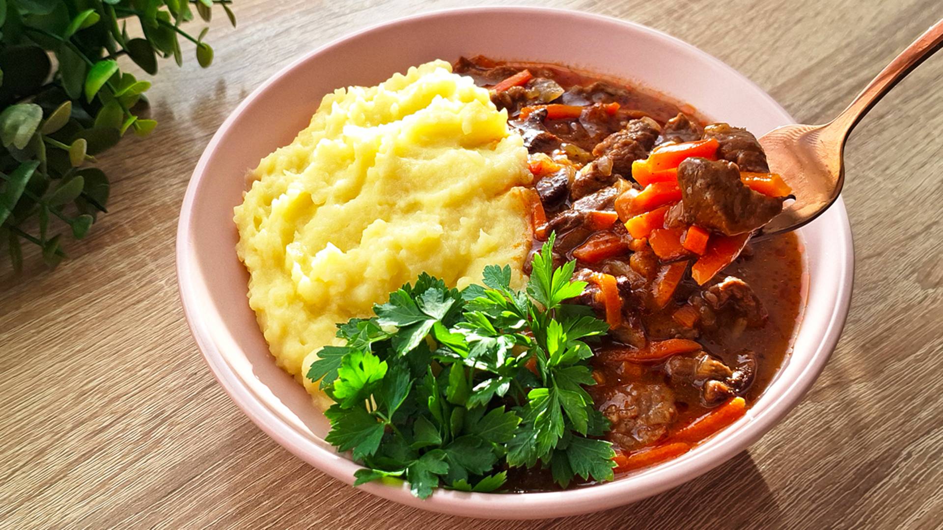 Лучший рецепт гуляша из говядины 🥩  с подливкой! Мясо в соусе - пальчики оближешь Идеальный рецепт