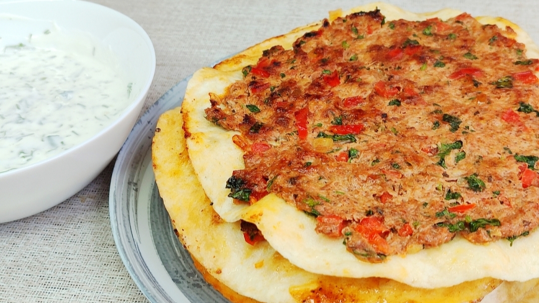Армянские лепёшки Ламаджо и вкусный соус к ним.