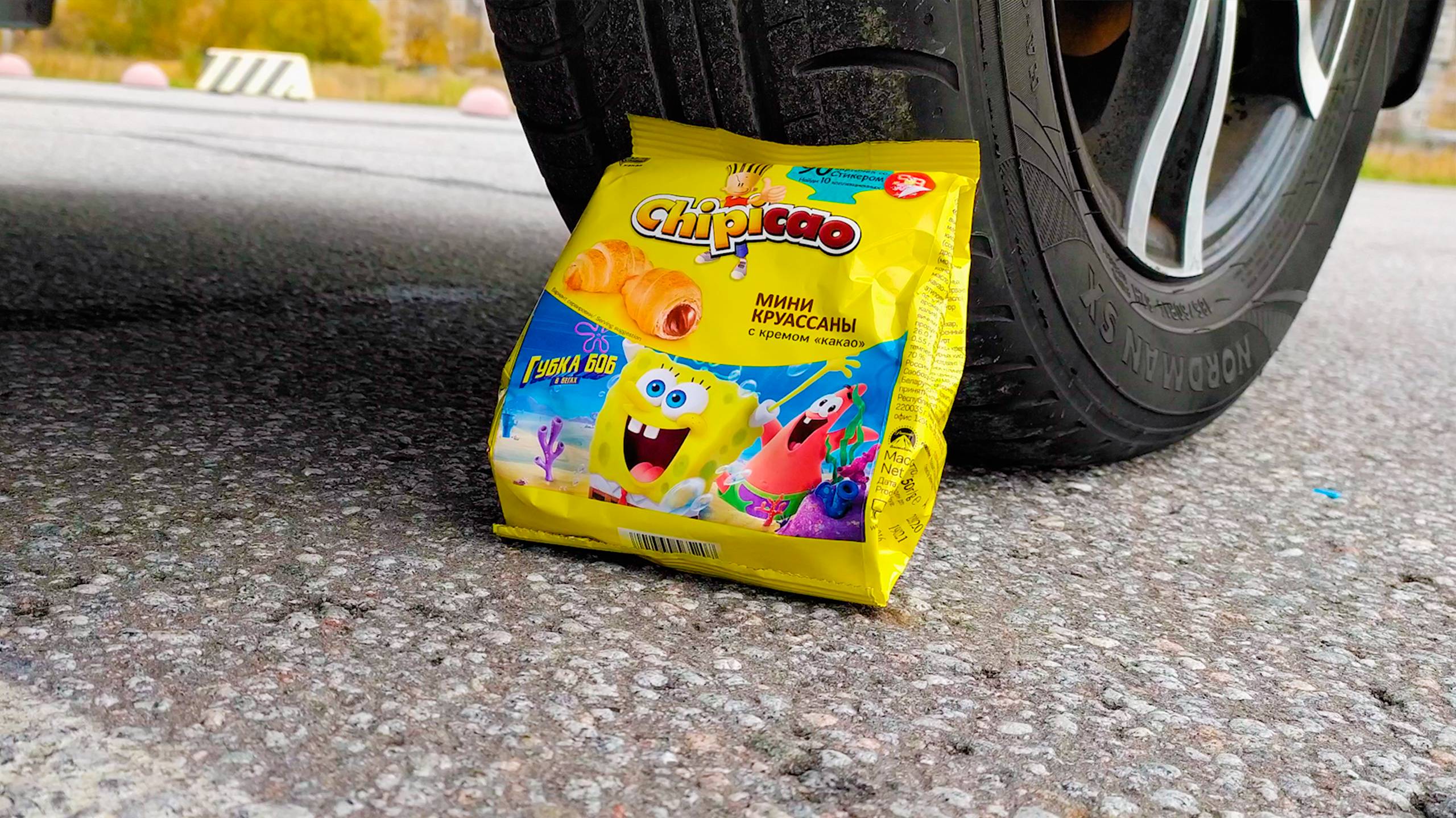 Эксперимент с автомобилем! Краш тест vs Давить колесом Игрушки из Киндер Сюрприз Круассаны Губка Боб