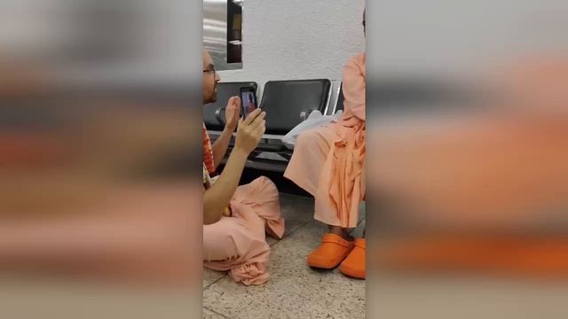 Мы сами держимся за Майю / БВ Мадхава Махарадж (27 мая 2025, Маями, даршан в аэропорту)