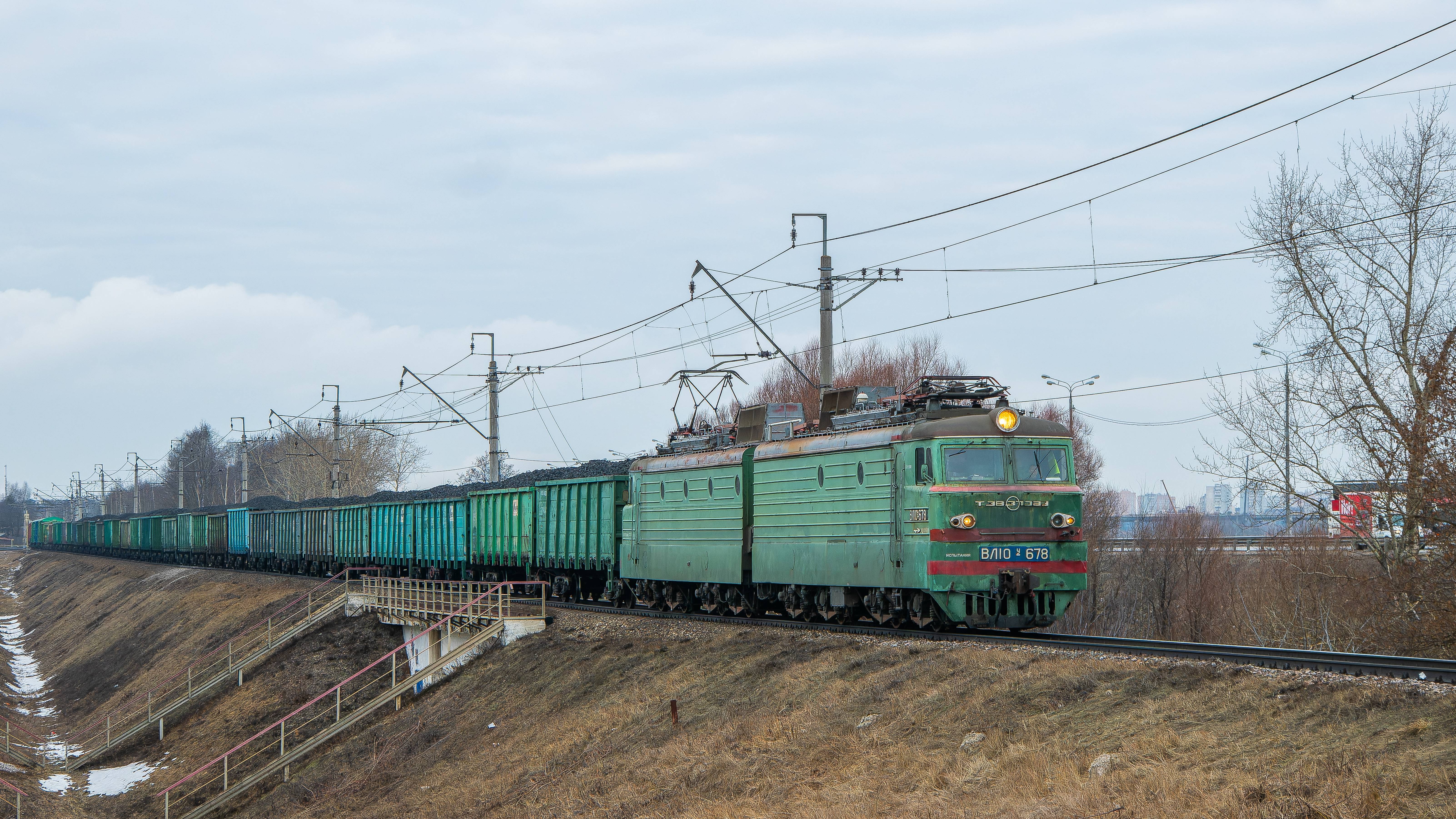 ВЛ10У-678 (Зелень!) летит по Павелецкому
направлению через о.п. Калинина.