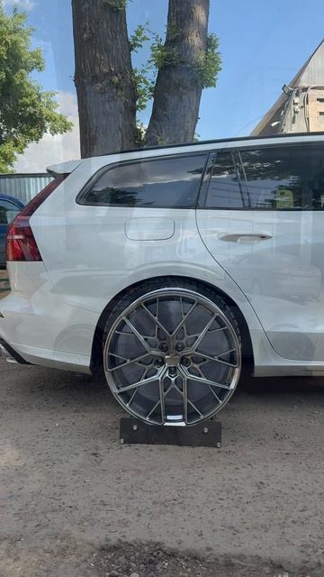Volvo V60 на примерке дисков в 20-ом диаметре