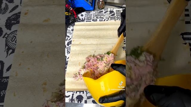 Закуска Рулетики из лаваша с колбасой и сыром