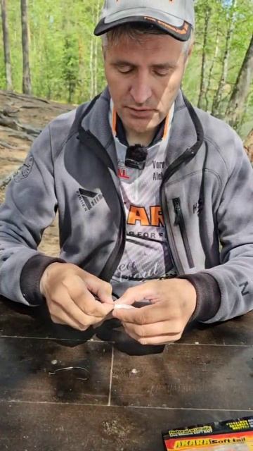 Как оснастить приманку офсетным крючком