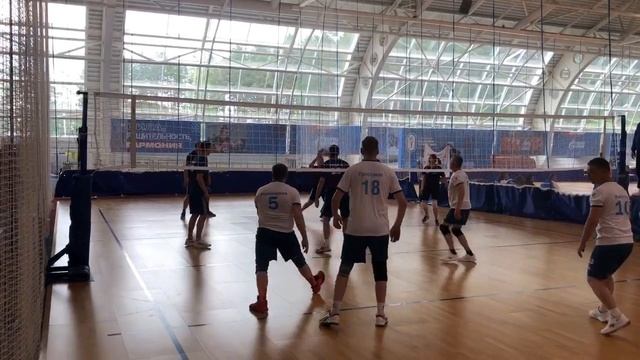 Возвращаемся на волейбол. Сражаются Иркутское ЛПУ и УАВР-2. Якутская команда ближе к победе.