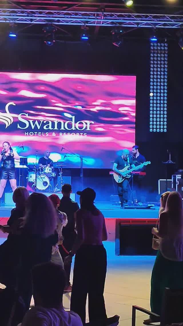 21 мая 2025 г.  Живая музыка на вечернем шоу. Отель Swandor Hotels