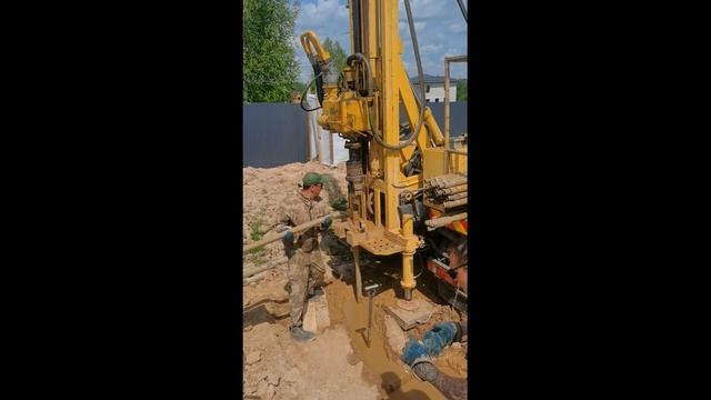 Трудовые будни, жара, стройка, бурение скважины