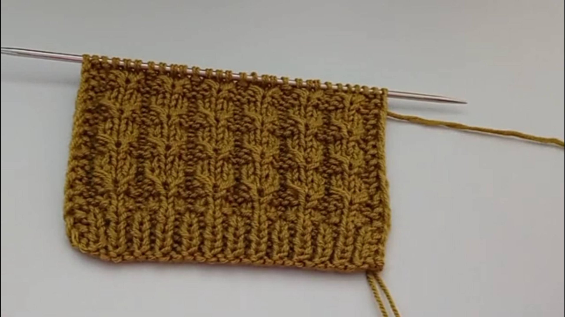 Простой, ОЧЕНЬ симпатичный рельефный узор спицами.