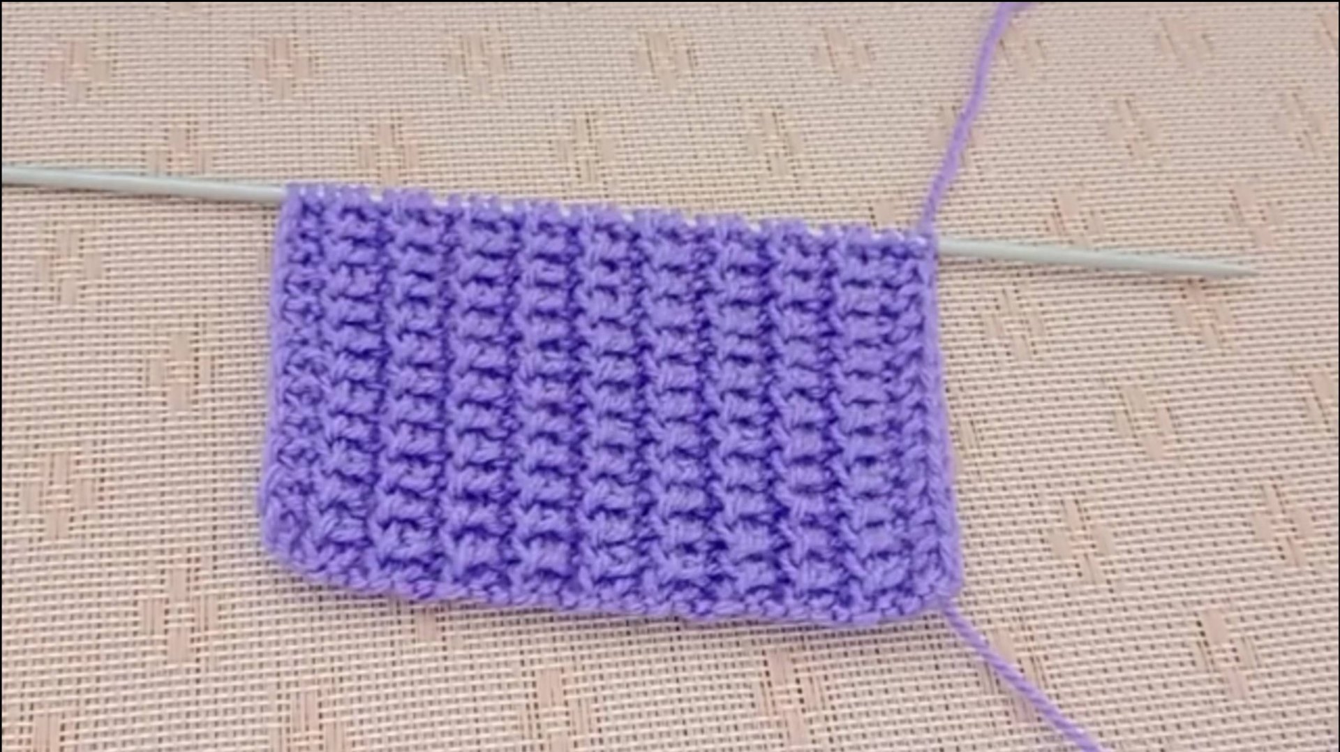 Плотный, рельефный узор спицами. 3 петли и 2 ряда.