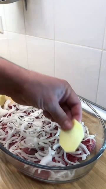 Мясо по-русски, подпишись 😍Готовим дома. _ Картошка,мясо,лук,соль,перец,майонез,сыр и 180°С 🥰❤️