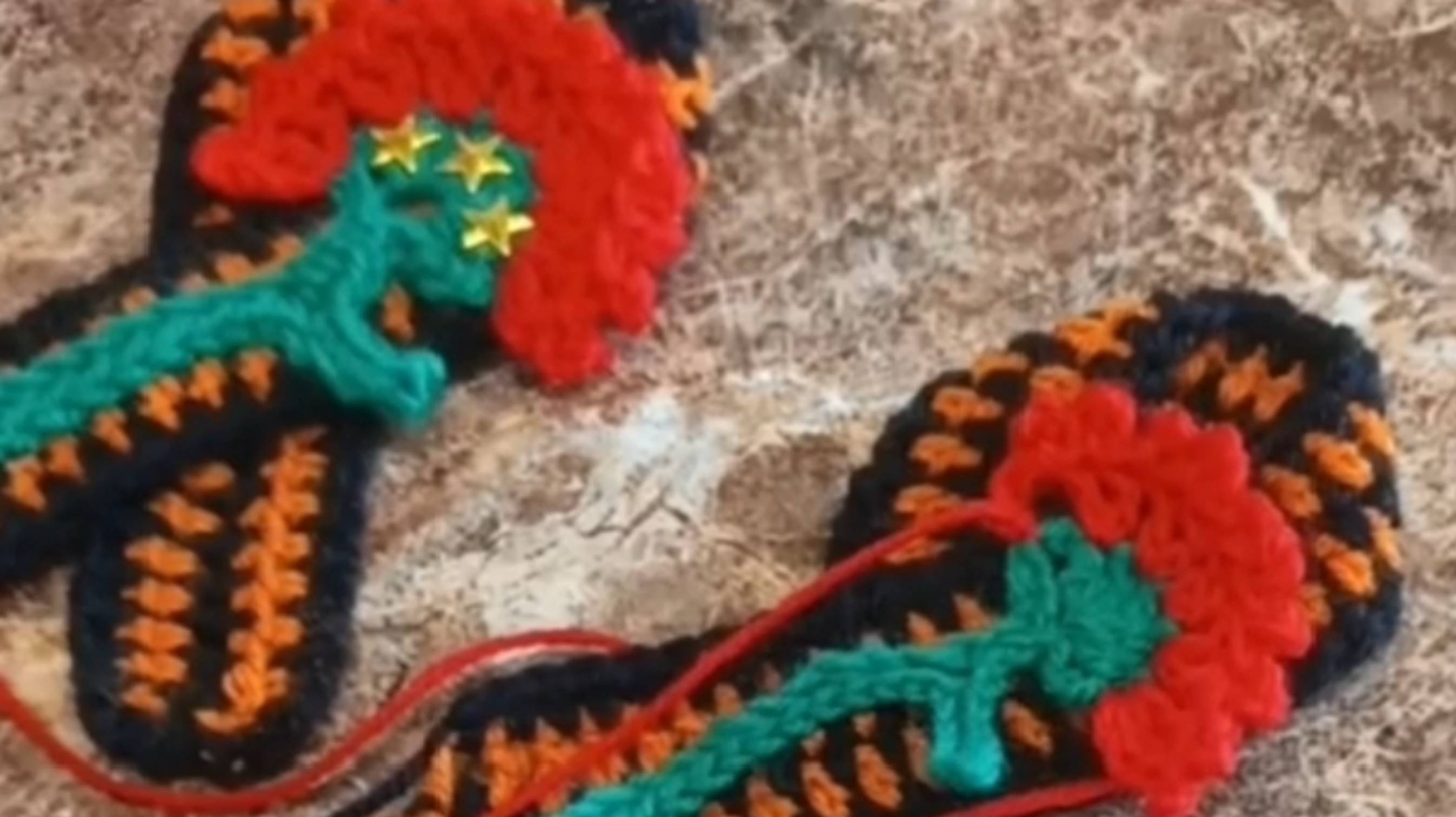 Гвоздика цветок Победы крючком на брошь