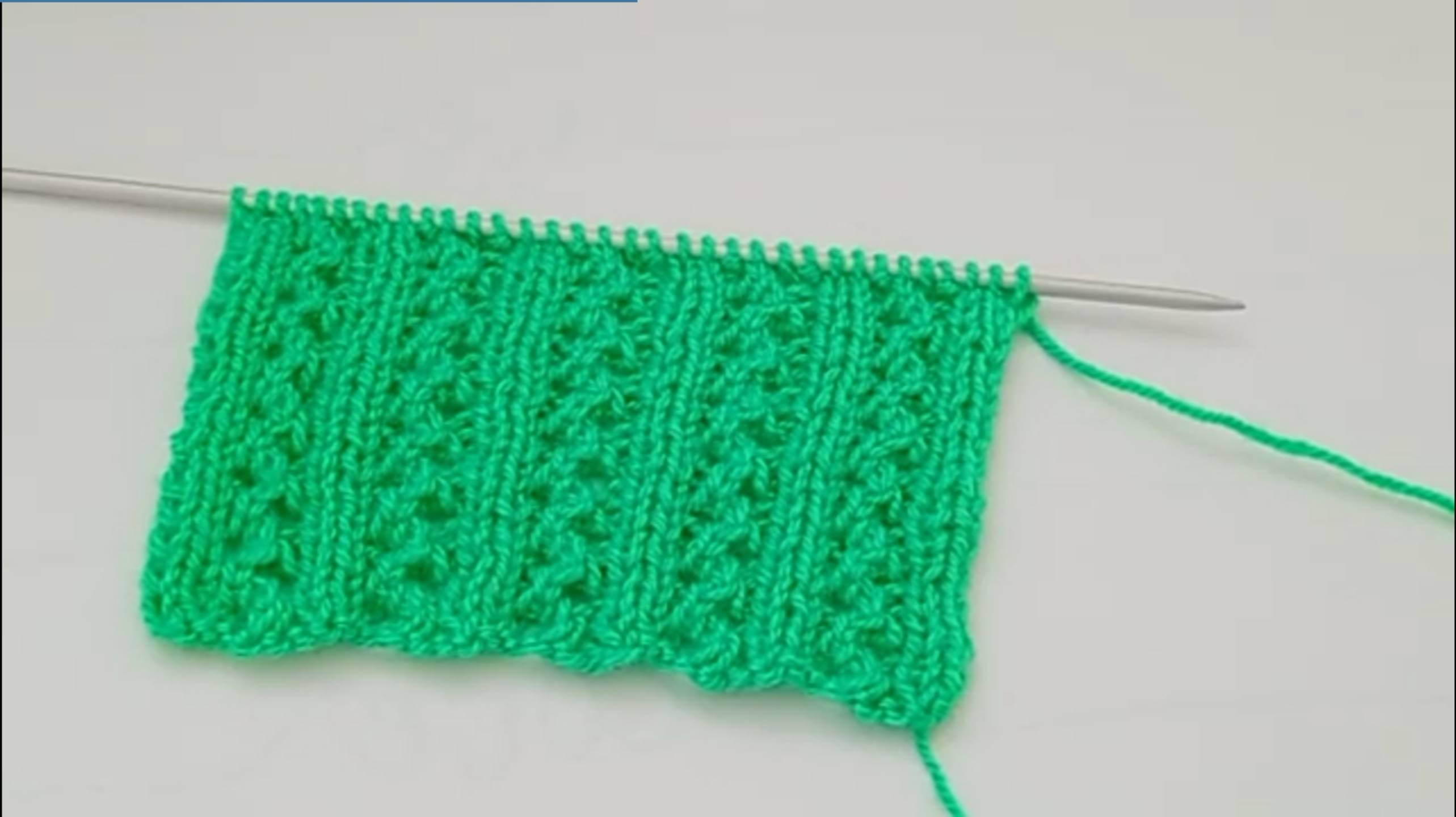 Совсем несложный ажурный узор спицами поворотными и круговыми рядами.