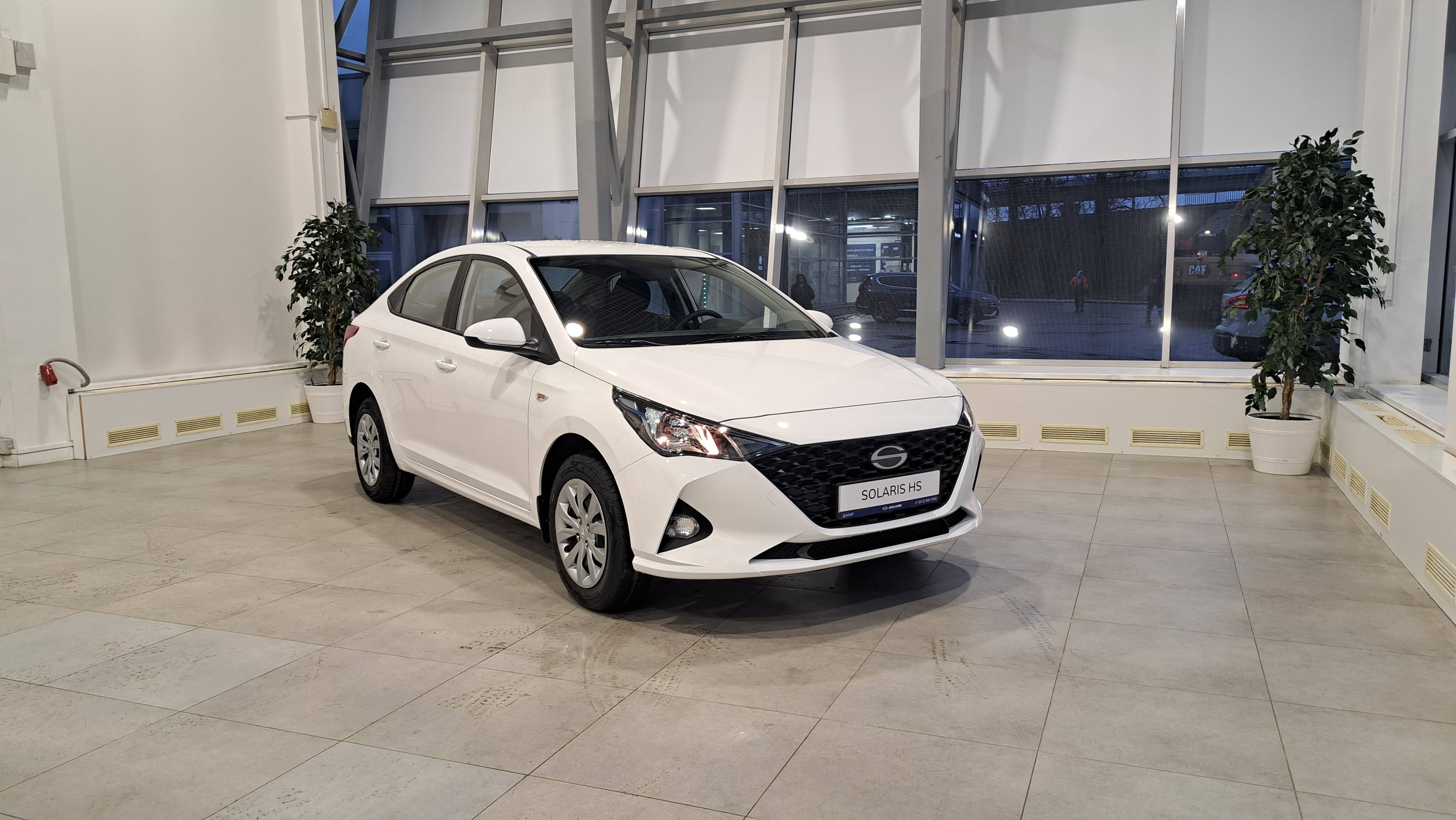 Белый седан Solaris на механике, привычно, надежно, комфортно.