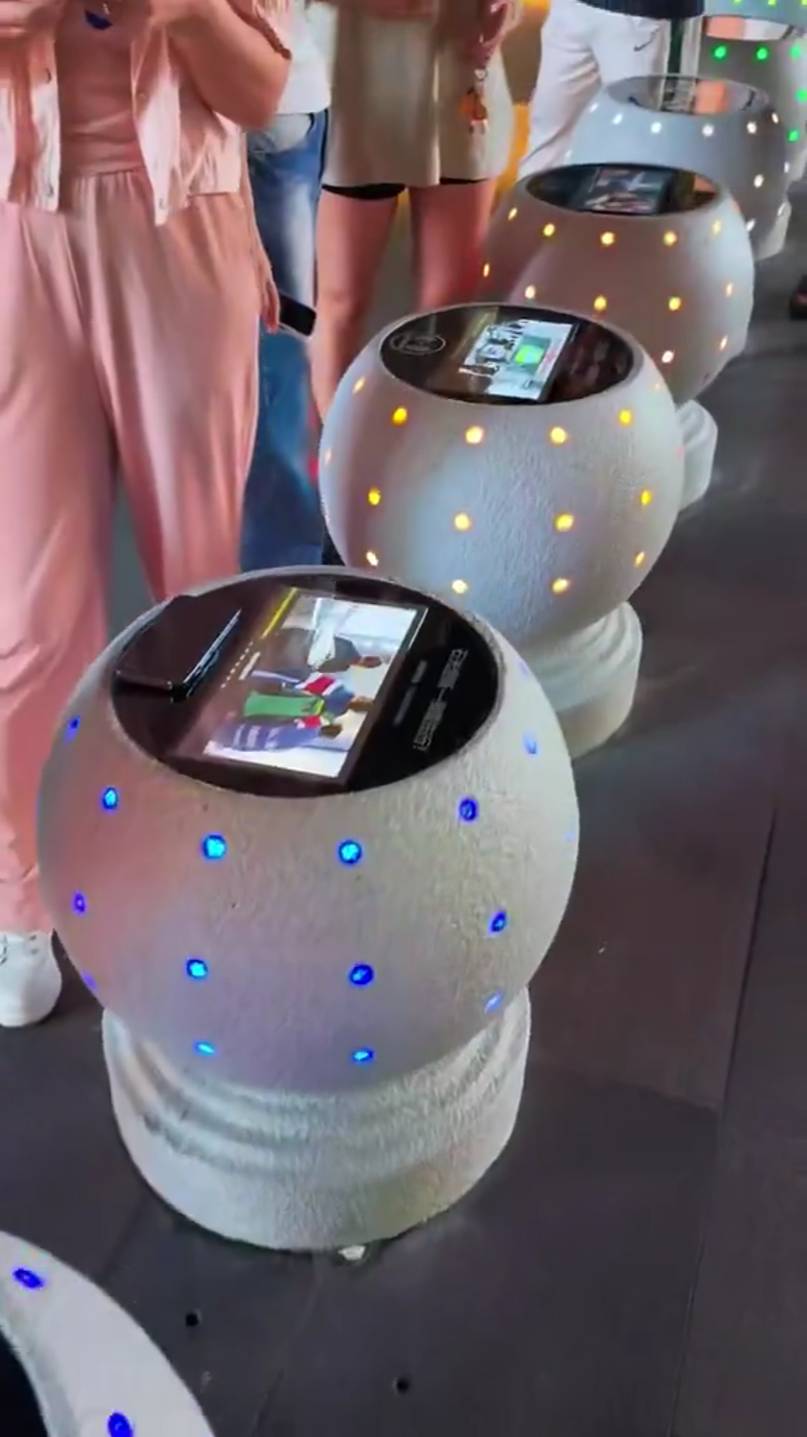 В Китае даже зарядка телефона — это развлечение! 📱⚡