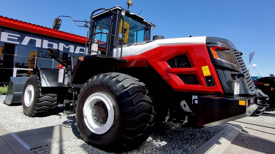 Когда появится на конвейере? Новый фронтальный погрузчик Ростсельмаш WL 530 с двигателем ЯМЗ