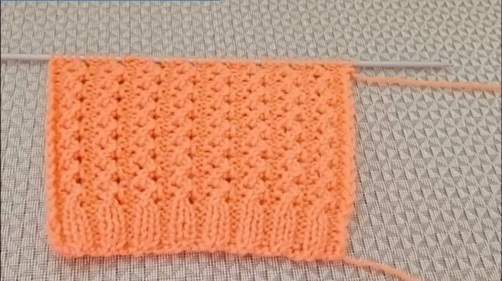 "Вертикальные мережки" - ажурный узор спицами.