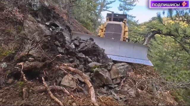 Строительство дороги в горах, профессионалы.