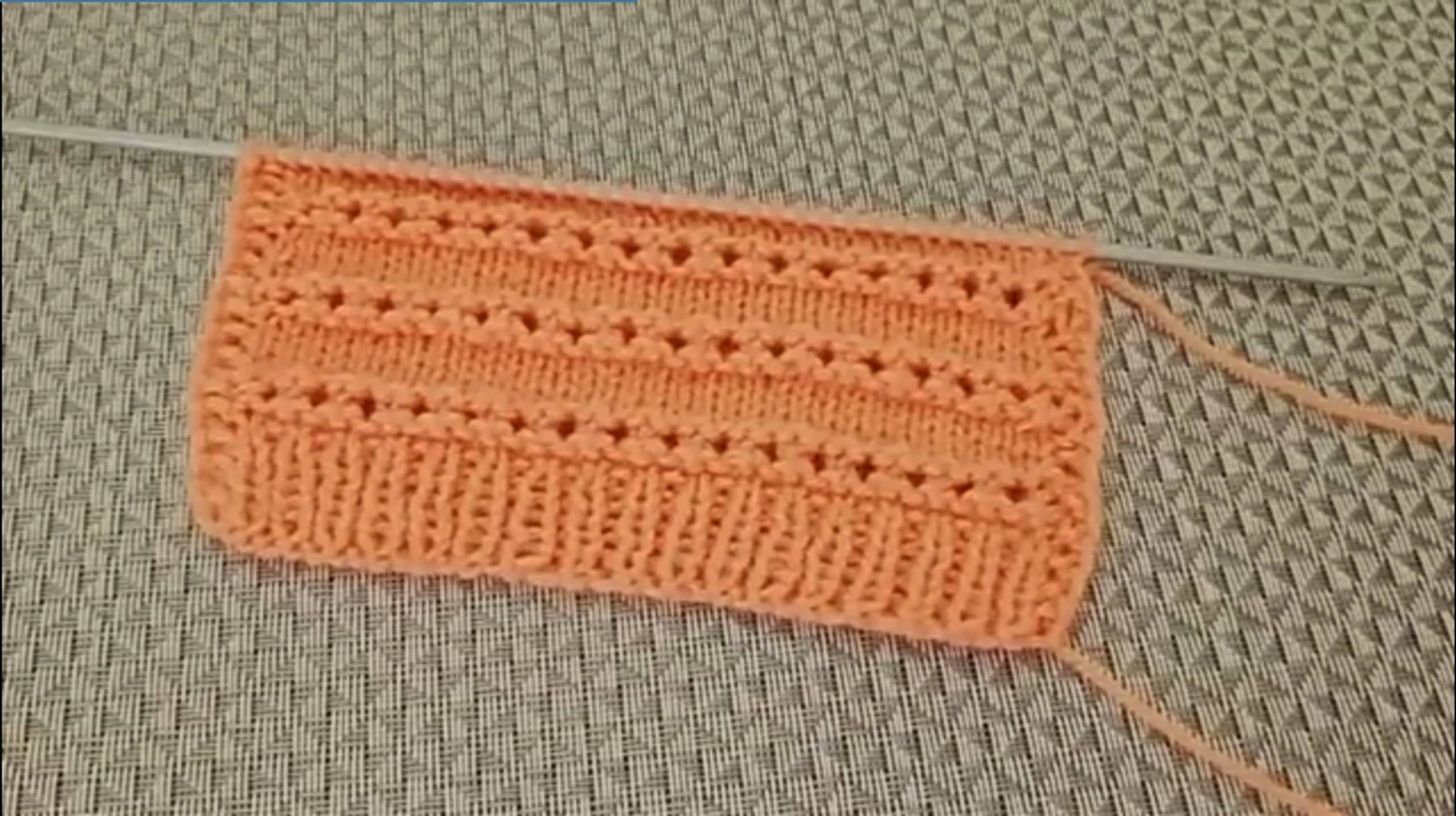 Узор спицами с горизонтальными ажурными дорожками.