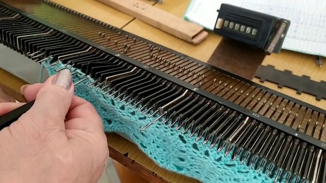 Закрытие петель крючком. Узор на машине.