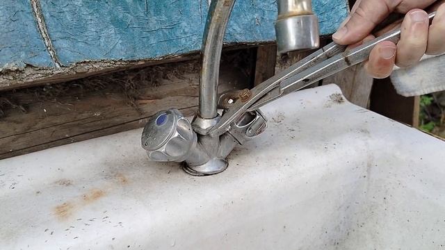 Потек кран на даче, легкий ремонт крана