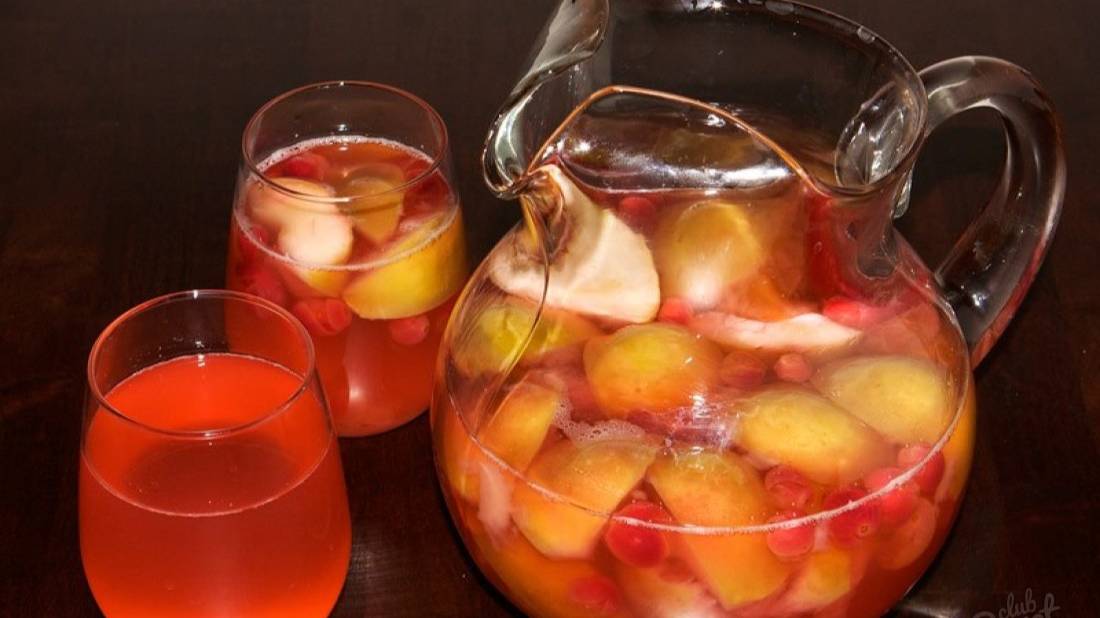 Компот из фруктов в кувшине от Tupperware