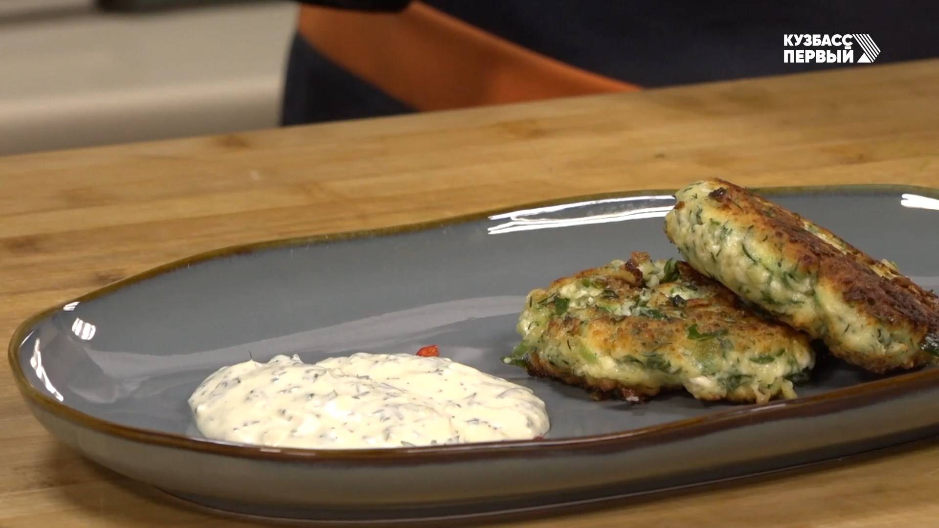 Готовим с Дикраном. Чесночные сырники с перчинкой и белый соус