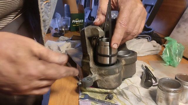 Надеваем пыльники на поршни суппортов. Метод пяти стяжек.