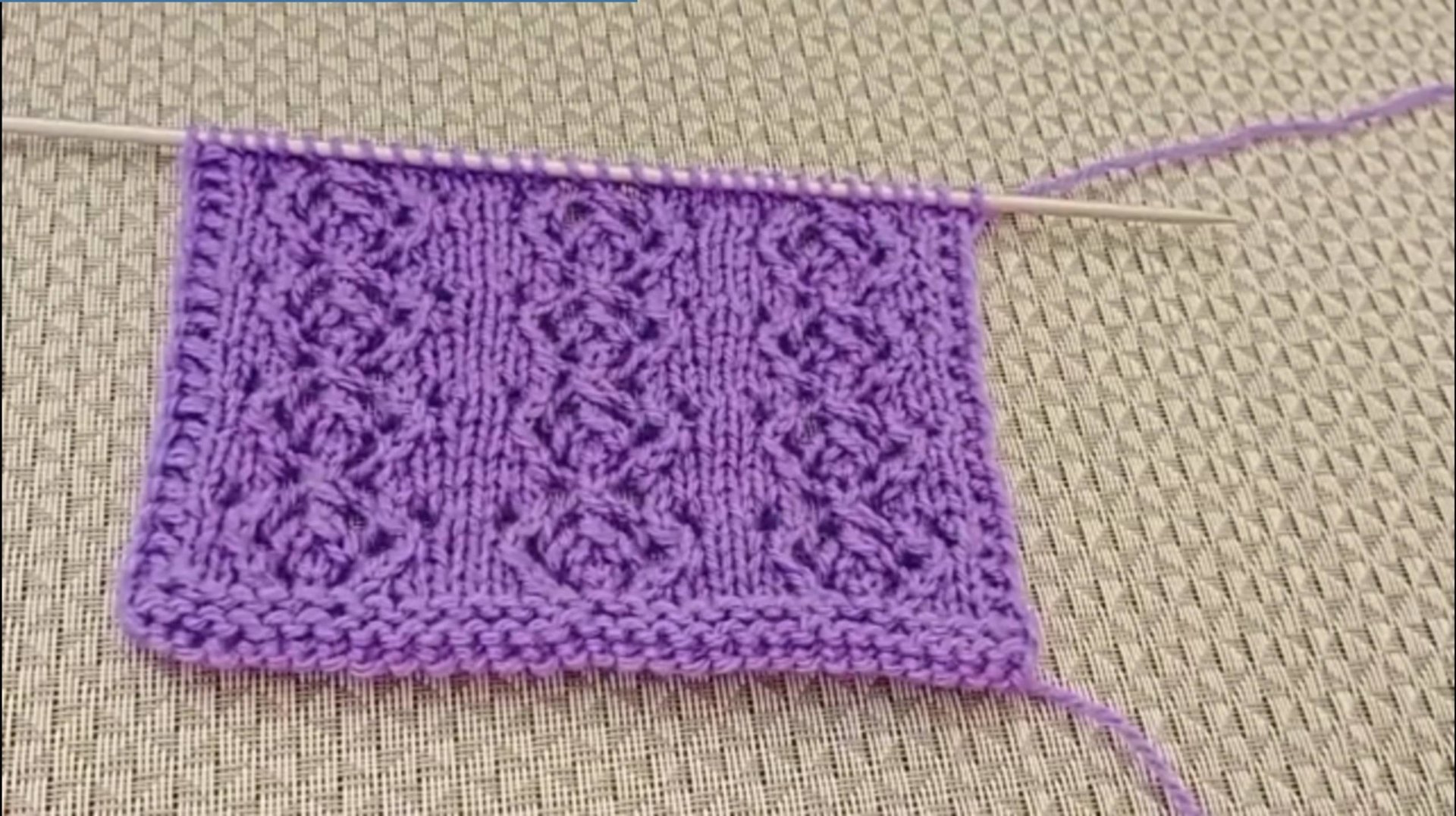 Ажурный узор спицами.