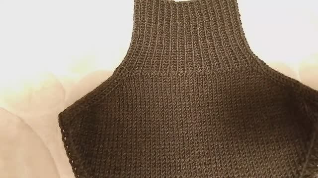 Вяжем манишку, реглан погон. Спицами.