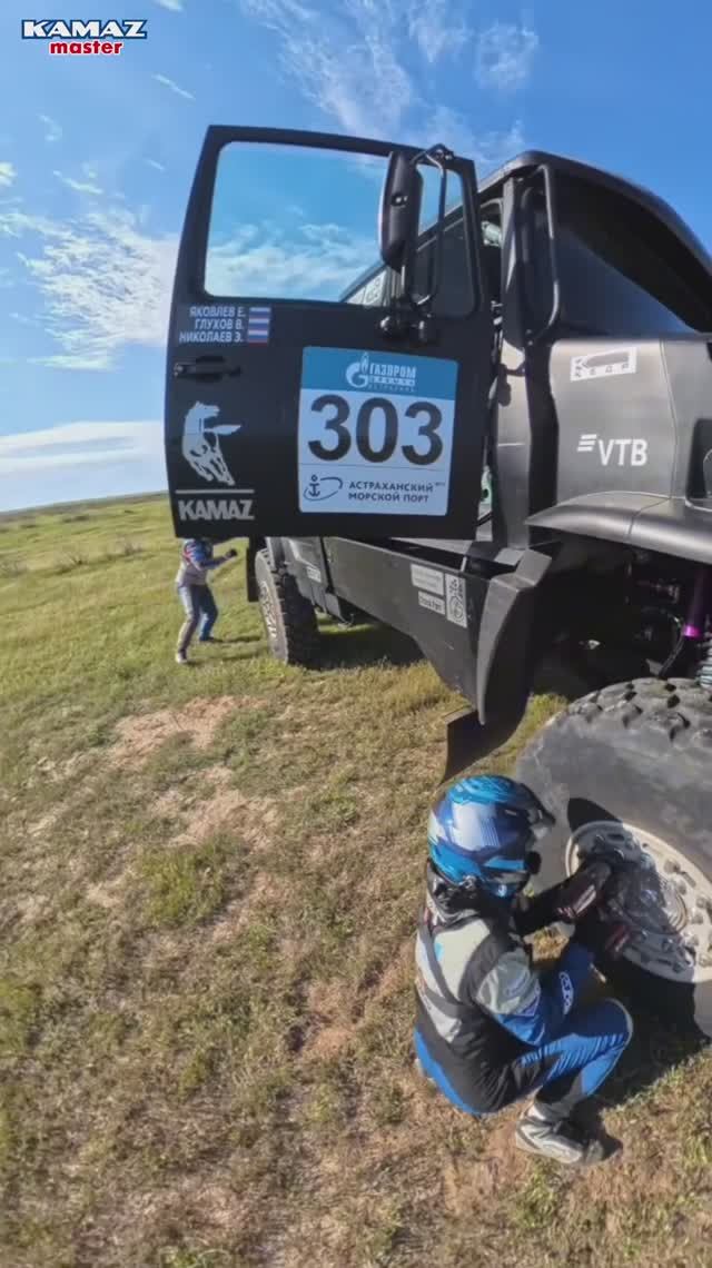 Замена колеса на чёрном капотнике КАМАЗ-мастер