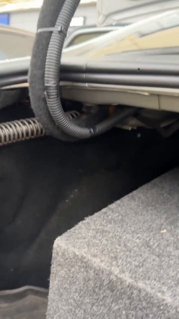 Переместил динамик парктроника на весте. Теперь его слышно. Почему так много проводов?