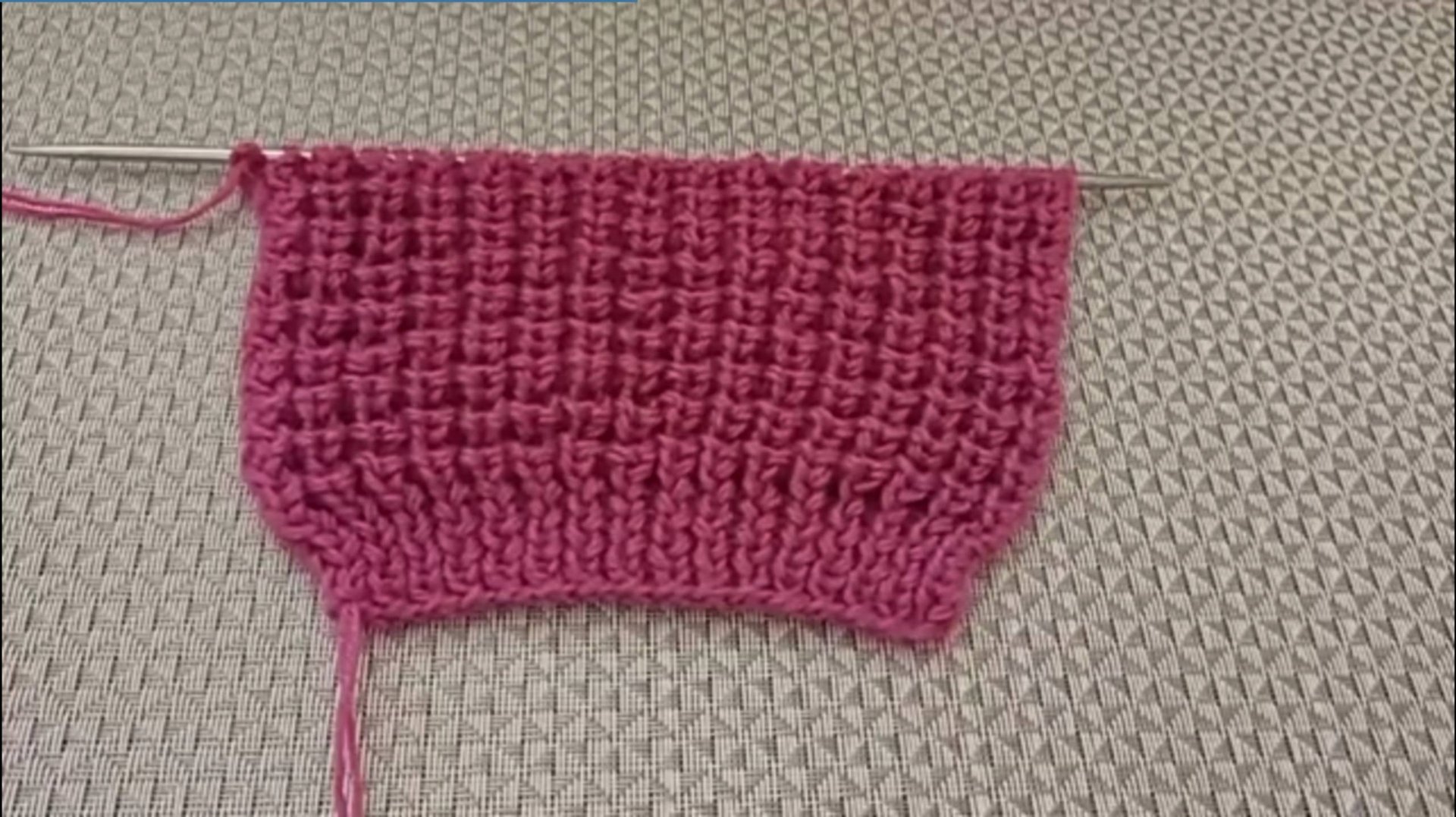 Красивый и простой рельефный узор спицами.