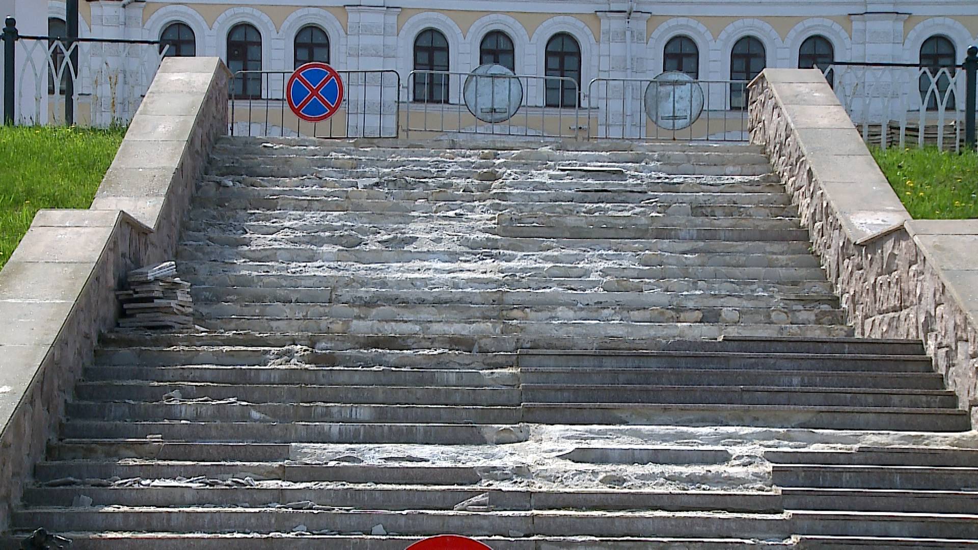 (Рыбинск-40) ПАРАДНАЯ ЛЕСТНИЦА ЗАКРЫТА НА РЕМОНТ