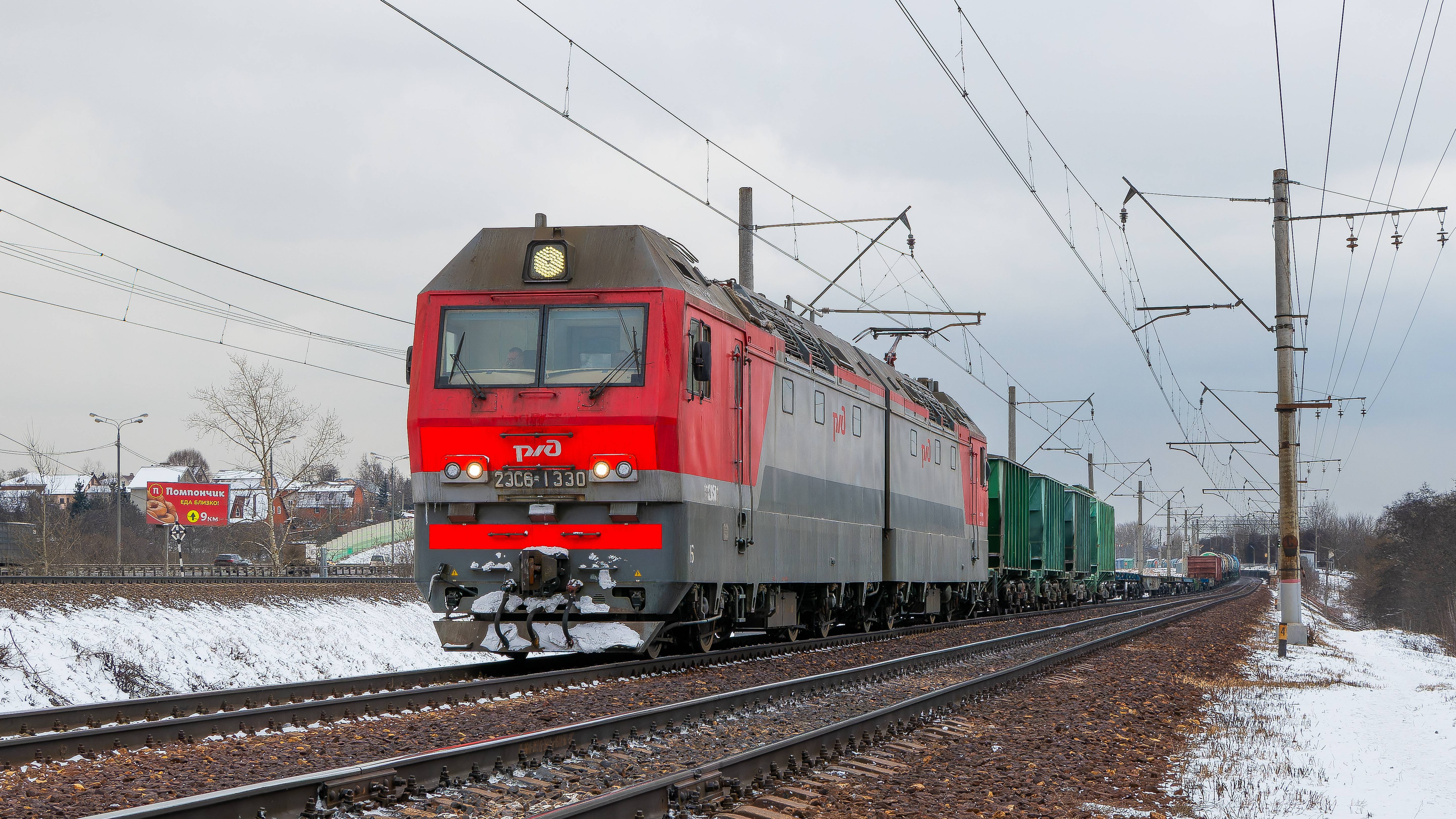 2ЭС6-1330 следует по перегону Домодедово - Бирюлёво.