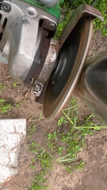 Зачистка стальной трубы от ржавчины в дождь! 🤣