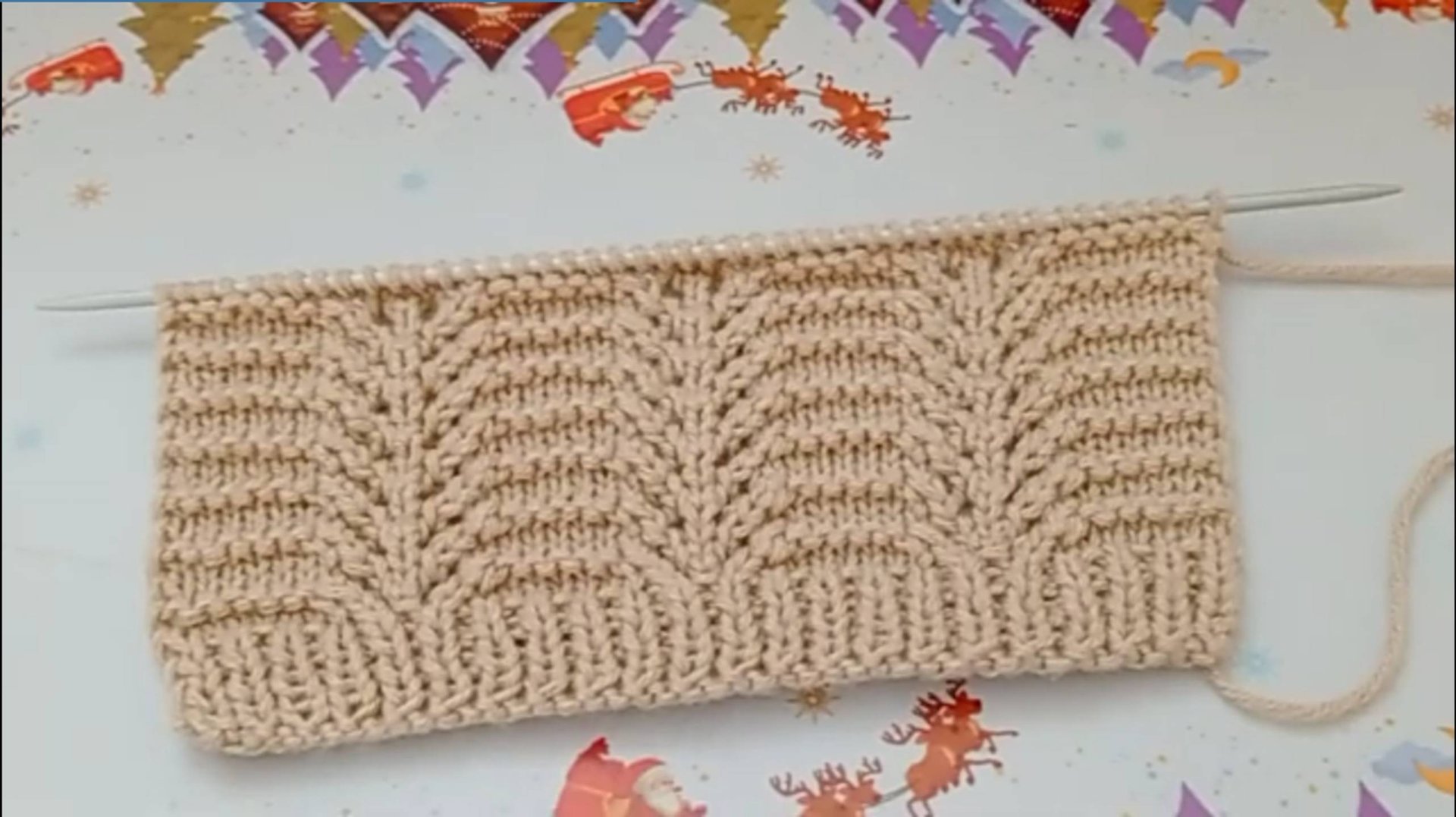 Красивый рельефный узор с вертикальными ажурными дорожками спицами.