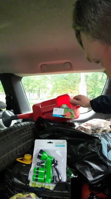 Хлопнул дверью конторы и бегом за бензином на заправку!