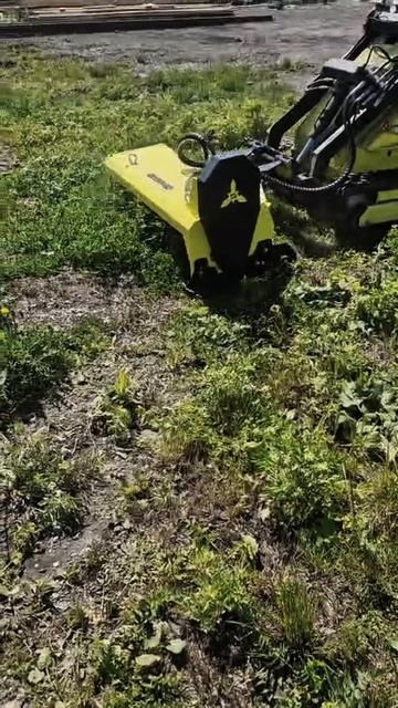 МУЛЬЧЕР В РАБОТЕ МИНИ ТЕХНИКА МАКСТЕМ ИЗМЕЛЬЧАЕТ ВЕТКИ ТРАВУ ПОРОСЛЬ СЕЛЬСКОЕ ХОЗЯЙСТВО КОММУНАЛЬНАЯ