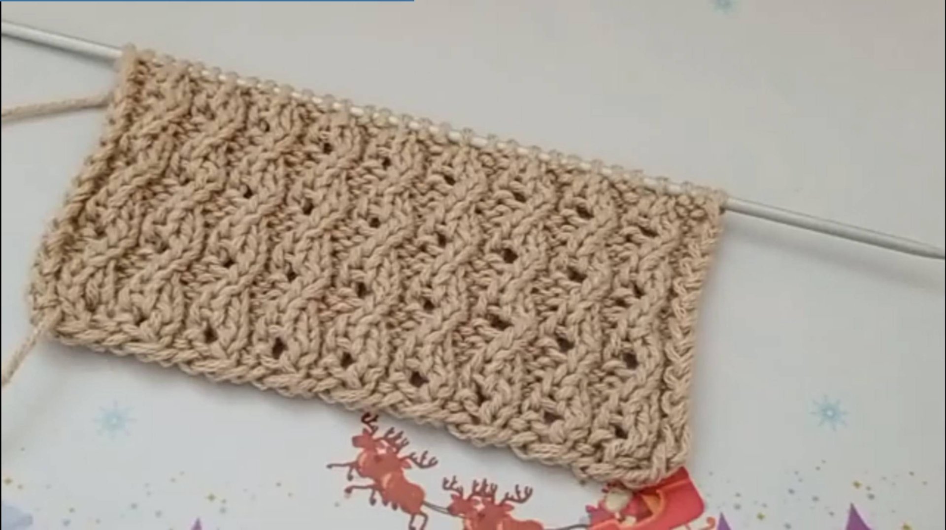 Универсальный узор спицами, красивый и несложный.