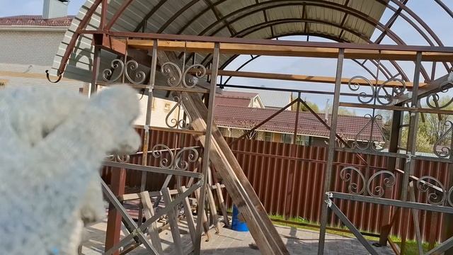 Гнем профлист вместо поликарбоната по аркам навеса мангальной, барбекю зоны. Устанавливаем слив.