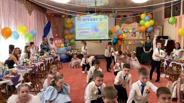 Танец  "Прекрасное далёко" Группа №12 "Цветики-семицветики"