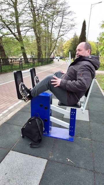 Уличные тренажёры без травм! Как толкать платформу ногами правильно?! 
Толкаем платформу