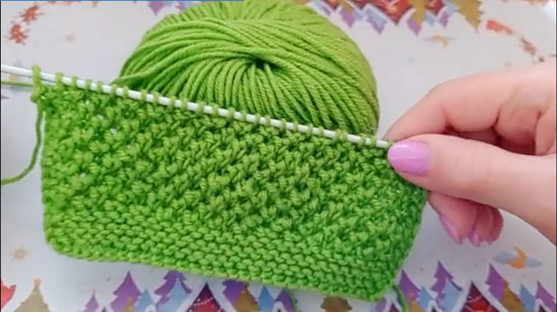 Простой узор спицами поворотными и круговыми рядами.