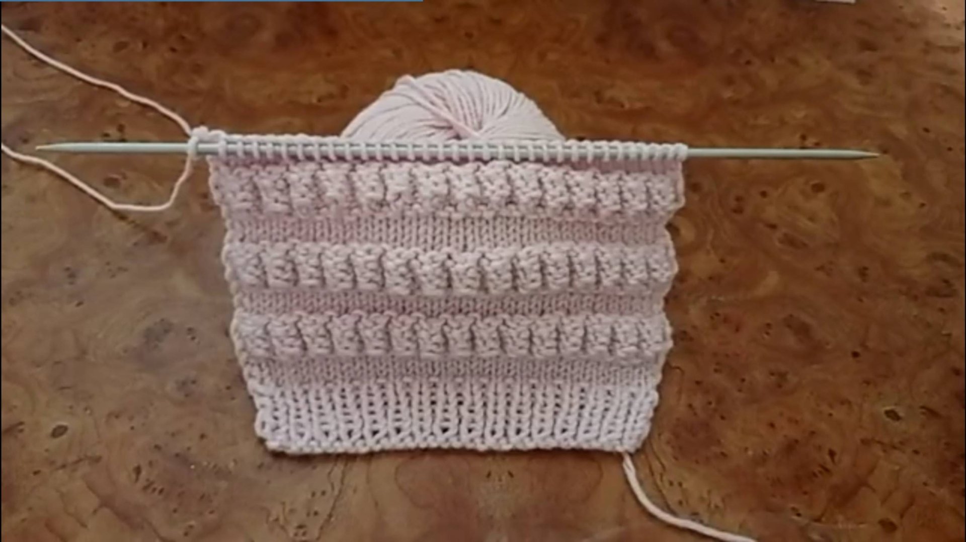 Симпатичный и несложный узор спицами для кардиганов и шапок.