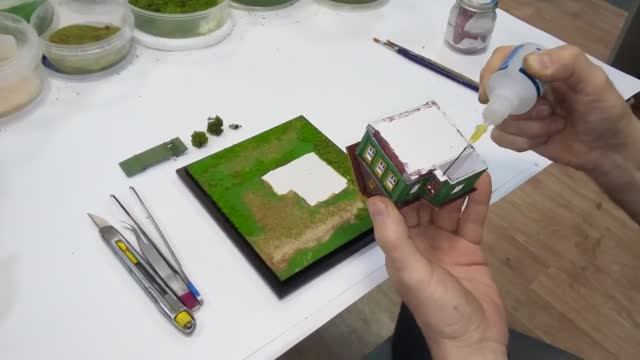 Сборка элементов на Макет-миниатюра Домик в деревне