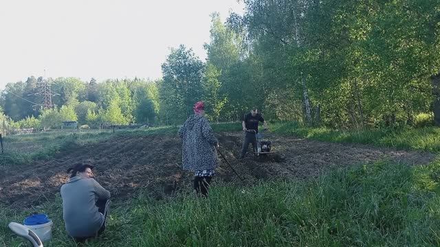 Посадка картофеля. И подготовка  грунта мотокультиватором.
