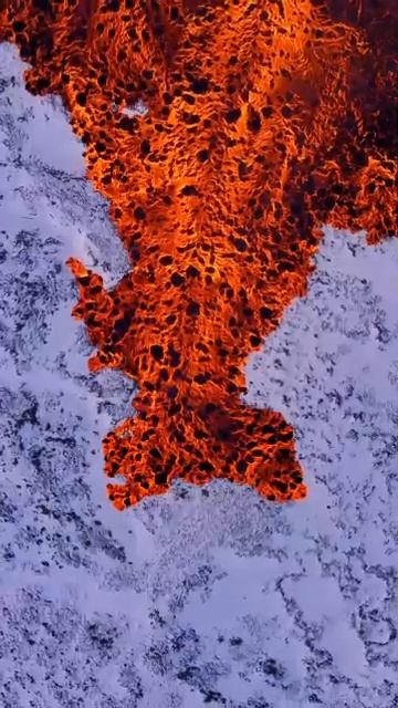 Потоки лавы во время извержения вулкана. Исландия. Полуостров Рейкьянес.