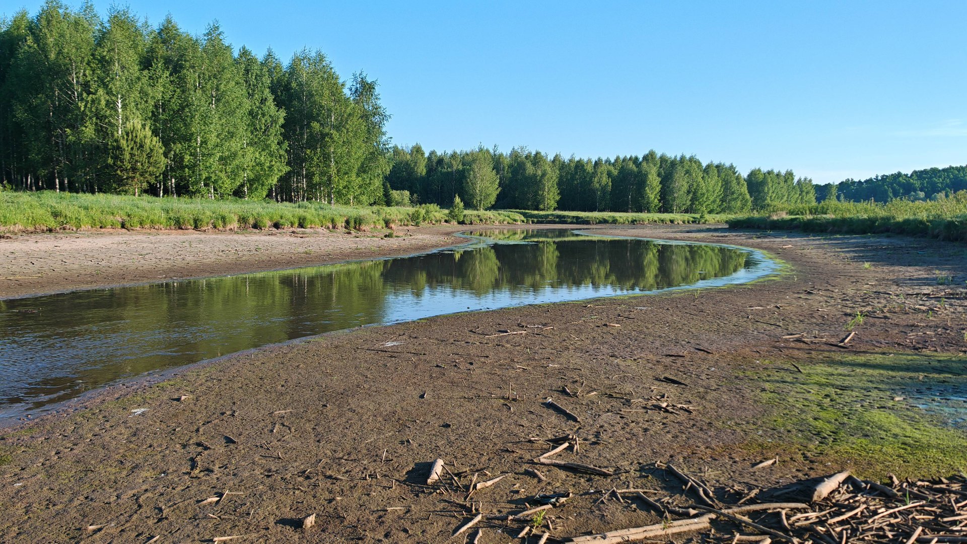 Залез в мрачный подпол заброшенного дома и интересные находки со дна высохшего озера.